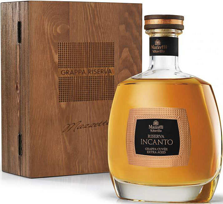 Der Grappa kommt in der Holzkasette von Mazzetti